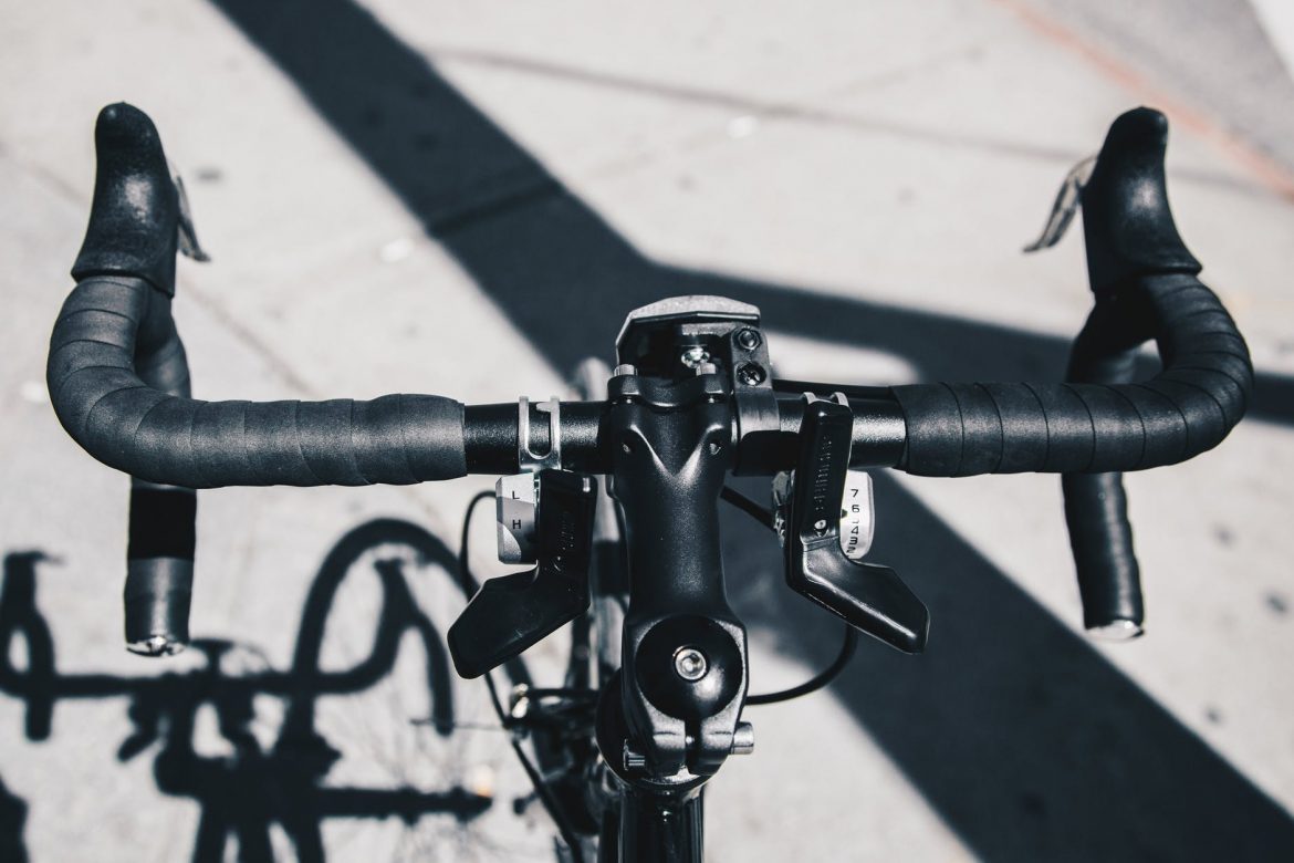 Drop Bars Vs Flat Bars: Which is Best + Pros and Cons - Where The Road ...