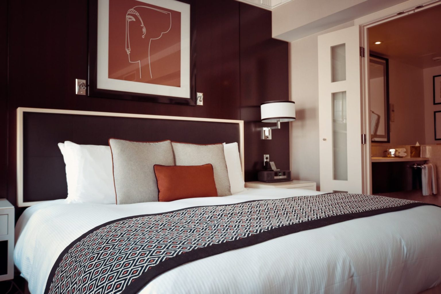 Motel Vs Hotel: What's the Difference and Pros and Cons - Where The ...
