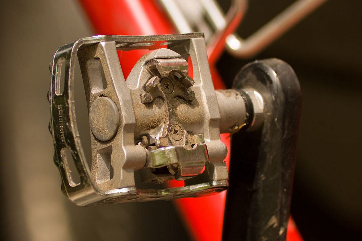 Flat Pedals Vs Clipless: Pros and Cons and Which is Best? - Where The ...