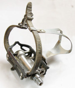 Flat Pedals Vs Clipless: Pros and Cons and Which is Best? - Where The ...