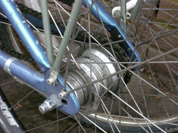 Thru Axle Vs Quick Release: Differences and Pros and Cons - Where The ...