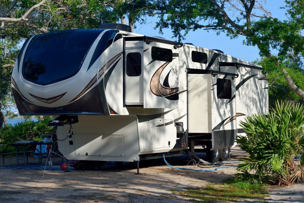 5th Wheel Vs Travel Trailer: Pros and Cons - Where The Road Forks