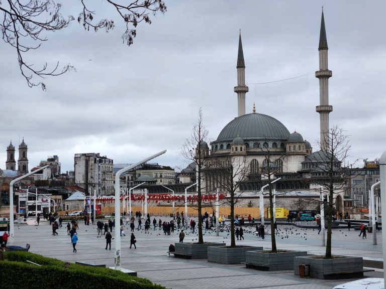 Living in Istanbul as an Expat or Digital Nomad - Where The Road Forks